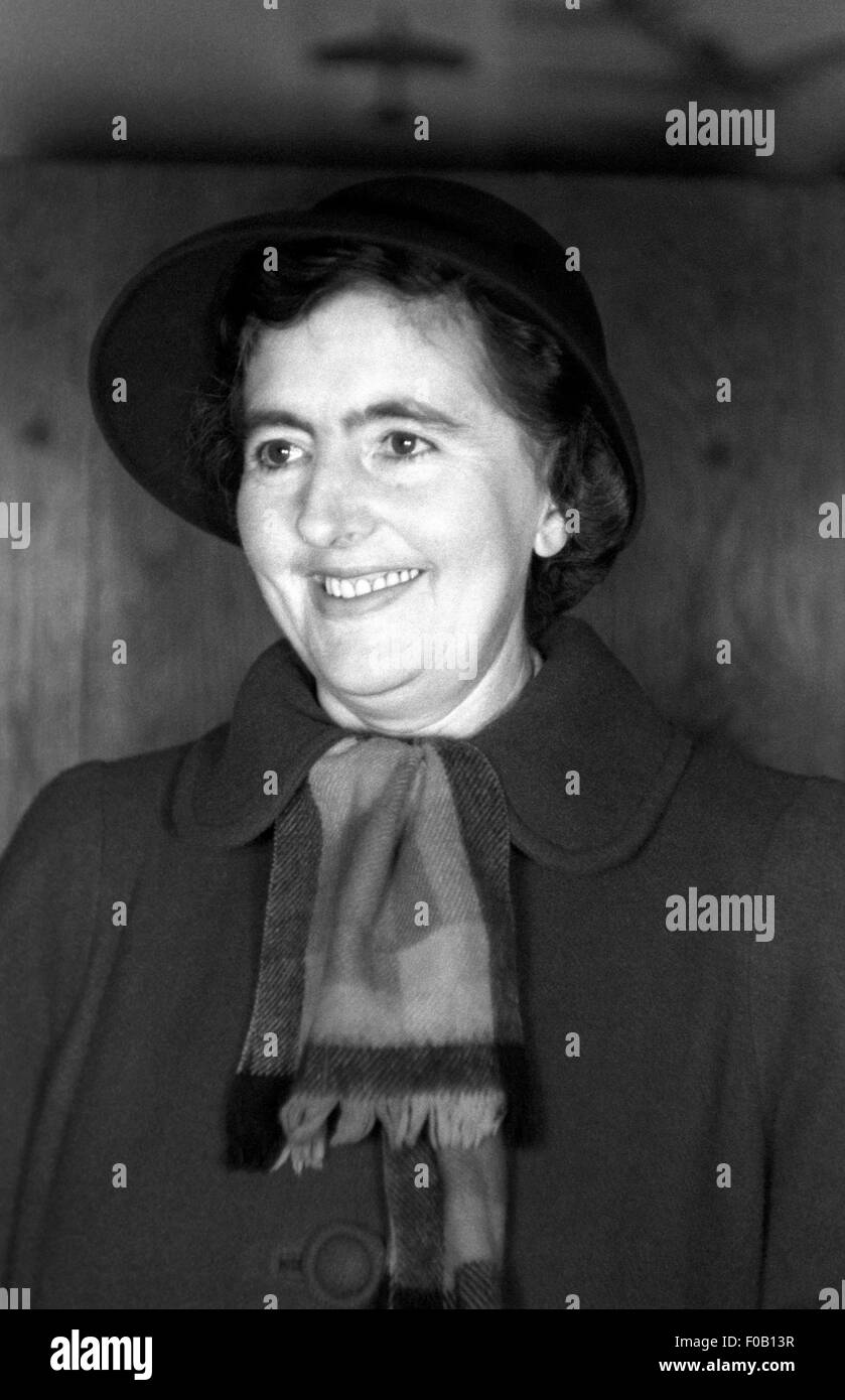 1940s hat coat woman Black and White Stock Photos & Images - Alamy