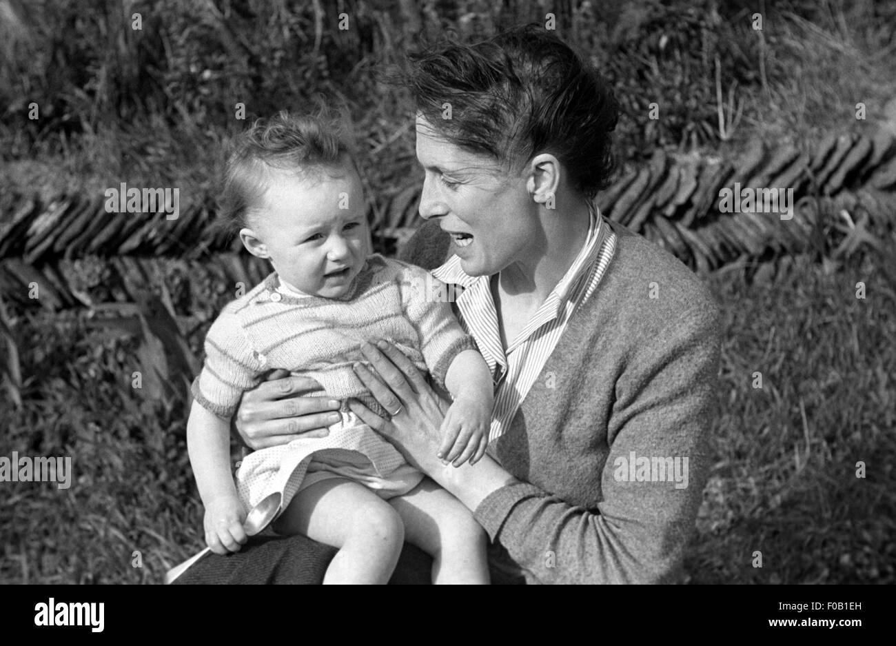 Daughter mother sitting in Black and White Stock Photos & Images - Alamy