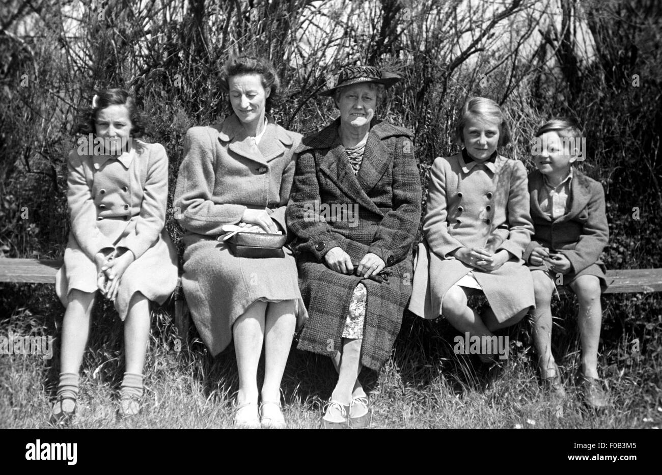 1940s portrait family mother hi-res stock photography and images - Alamy