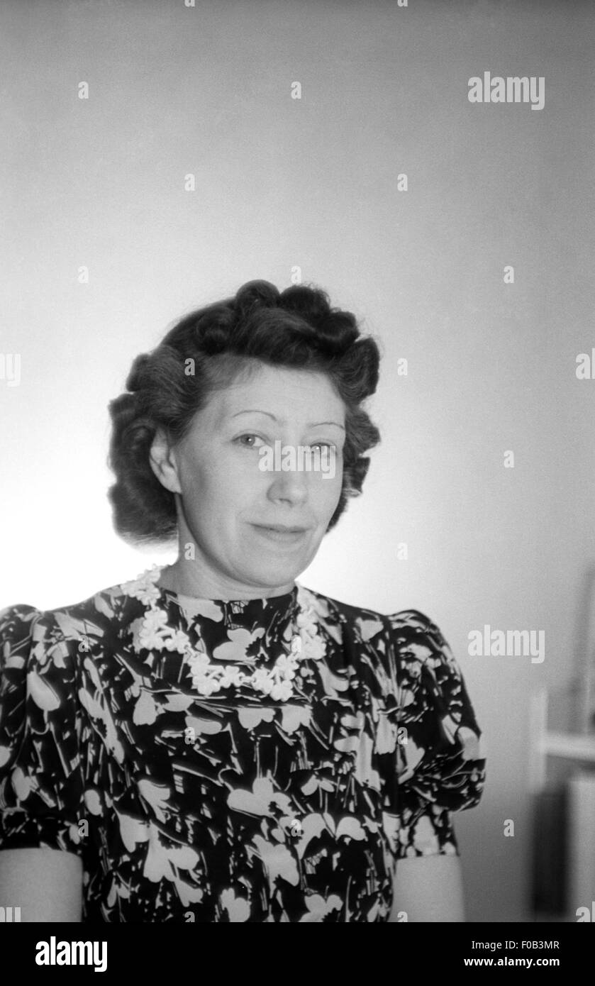 1940s portrait middle aged woman hi-res stock photography and images ...