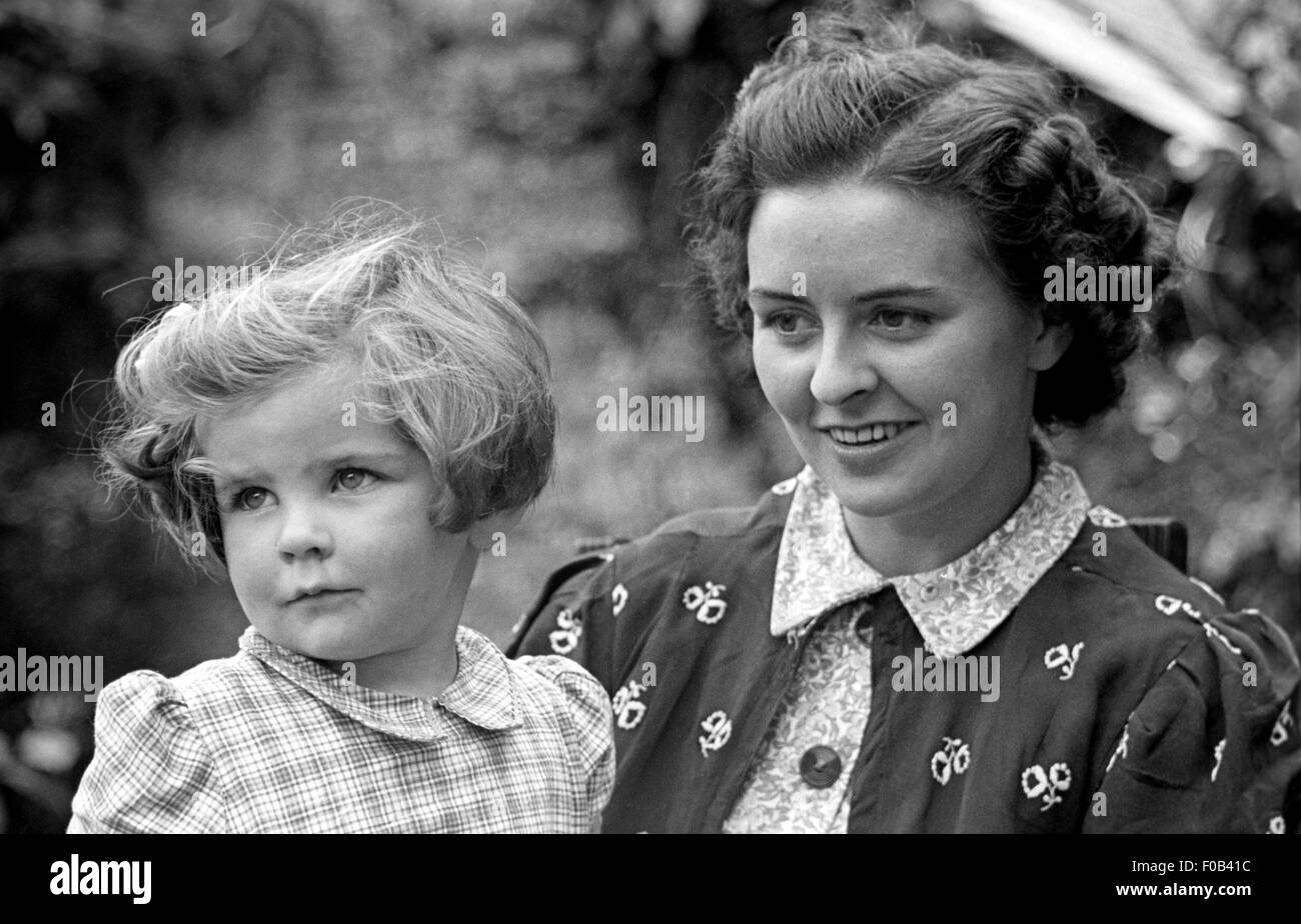 Mother and child 1940s hi-res stock photography and images - Alamy