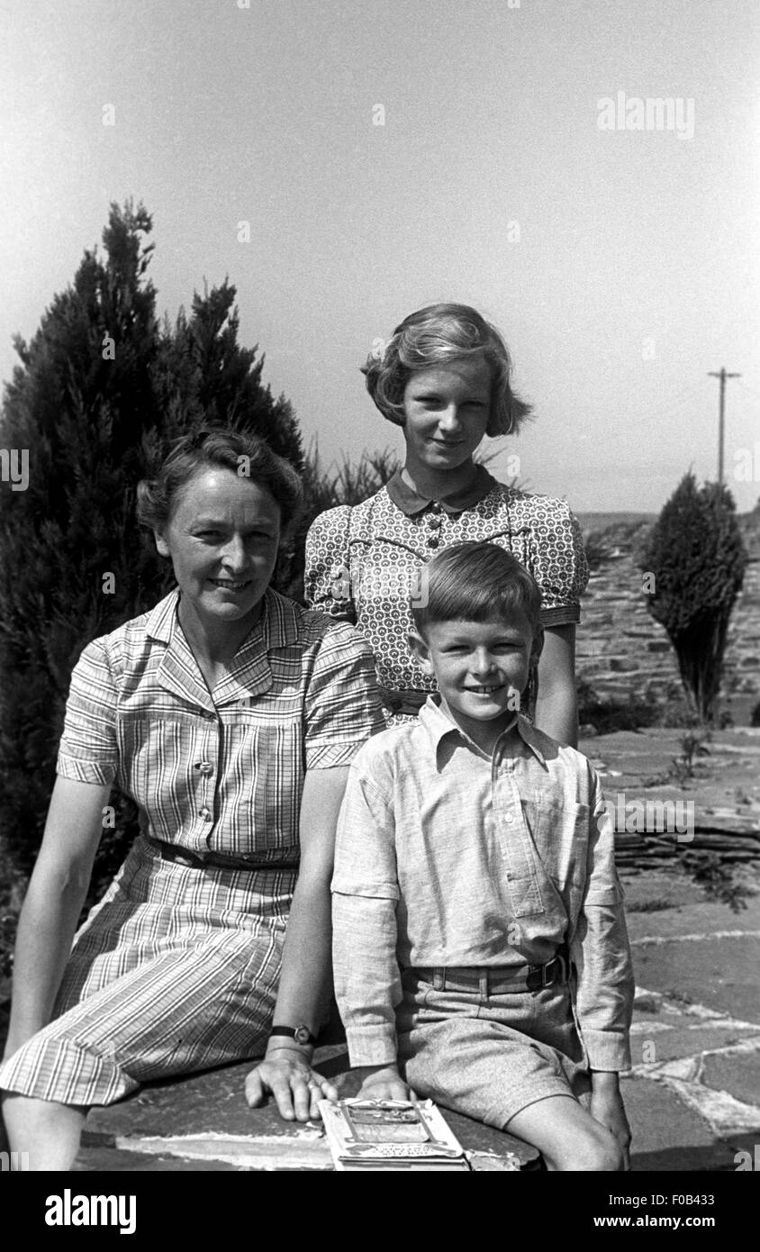 Woman children 1940s hi-res stock photography and images - Alamy