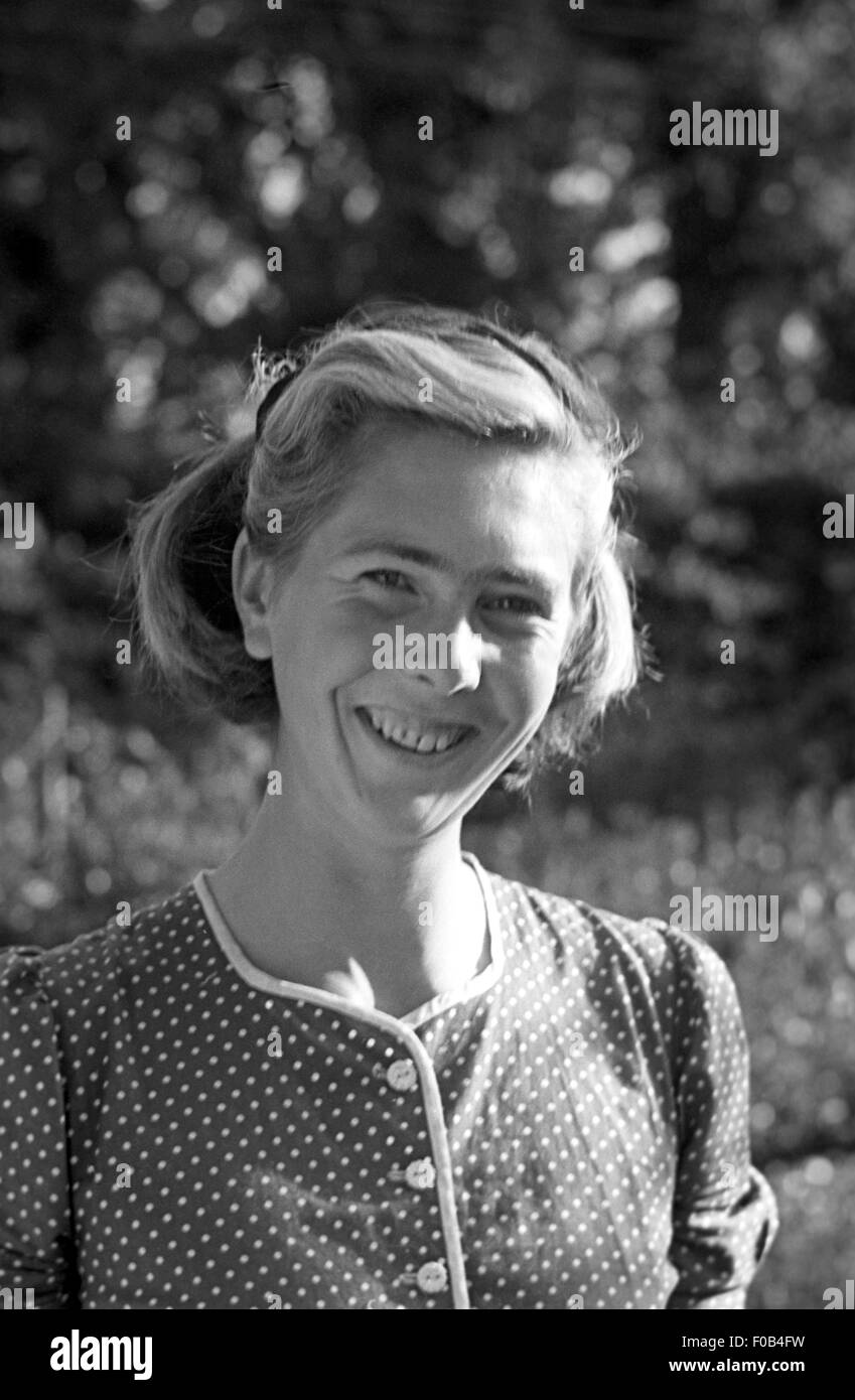 Portrait outside young woman Black and White Stock Photos & Images - Alamy