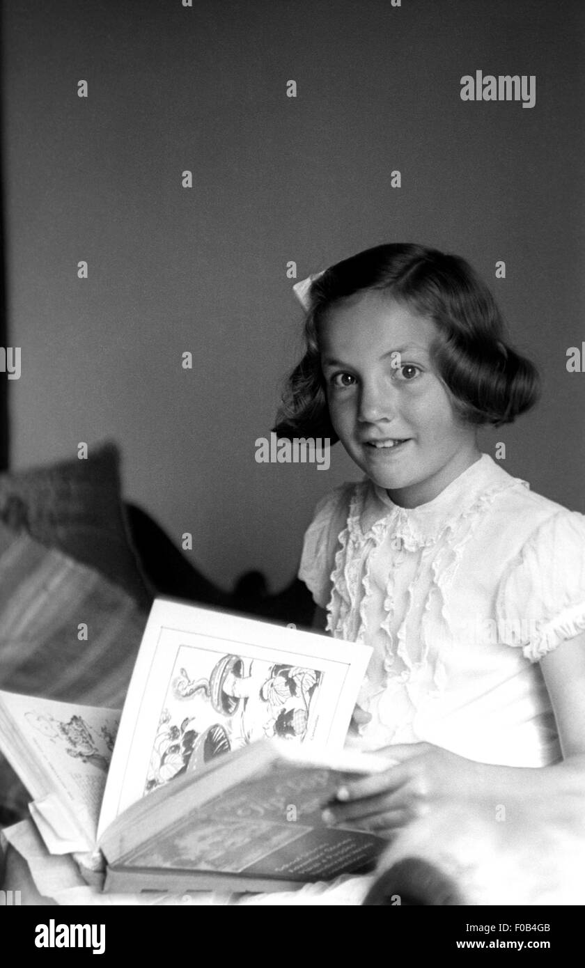 Girl reading book 1940s hi-res stock photography and images - Alamy