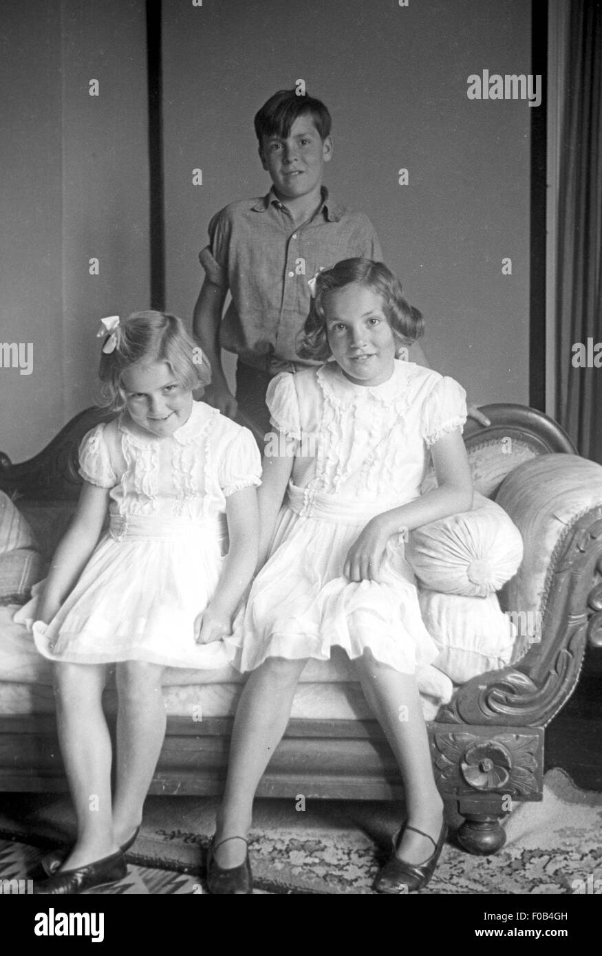 1940s children group children Black and White Stock Photos & Images - Alamy