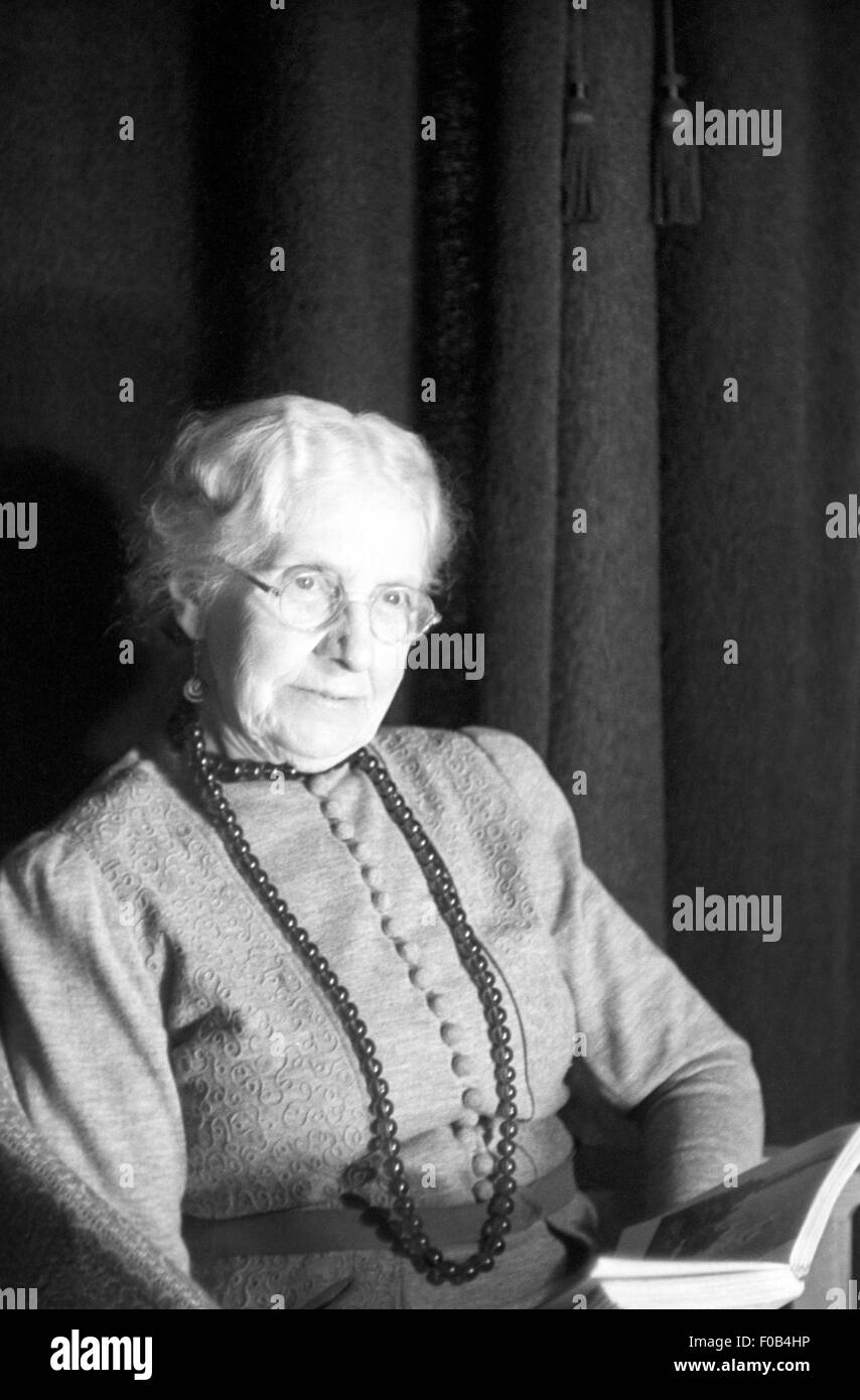 A old lady Black and White Stock Photos & Images - Alamy