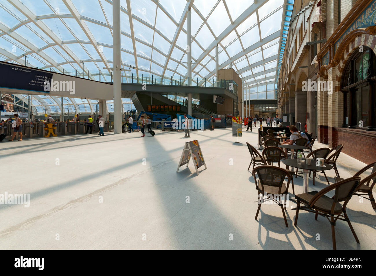 Victoria station concourse hi-res stock photography and images - Alamy