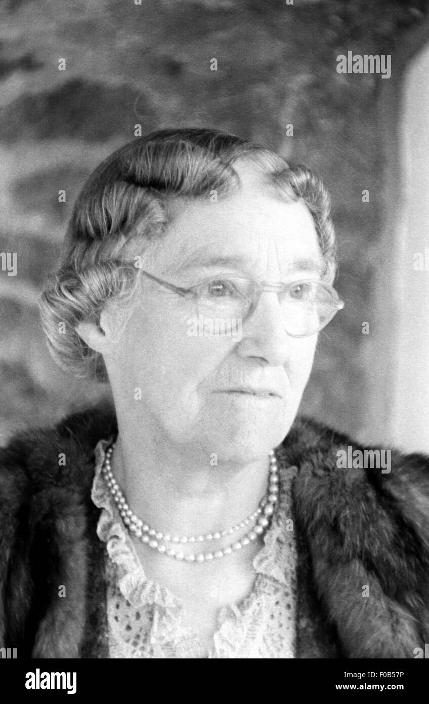 Vintage portrait elderly woman Black and White Stock Photos & Images ...