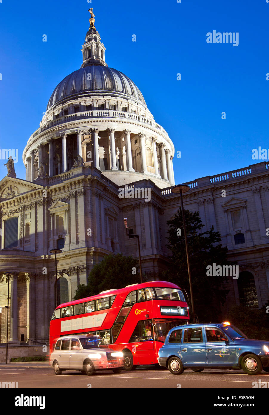 LONDON, UK - AUG 22, 2014: Red bus and taxi cabs in front of St.Paul's ...