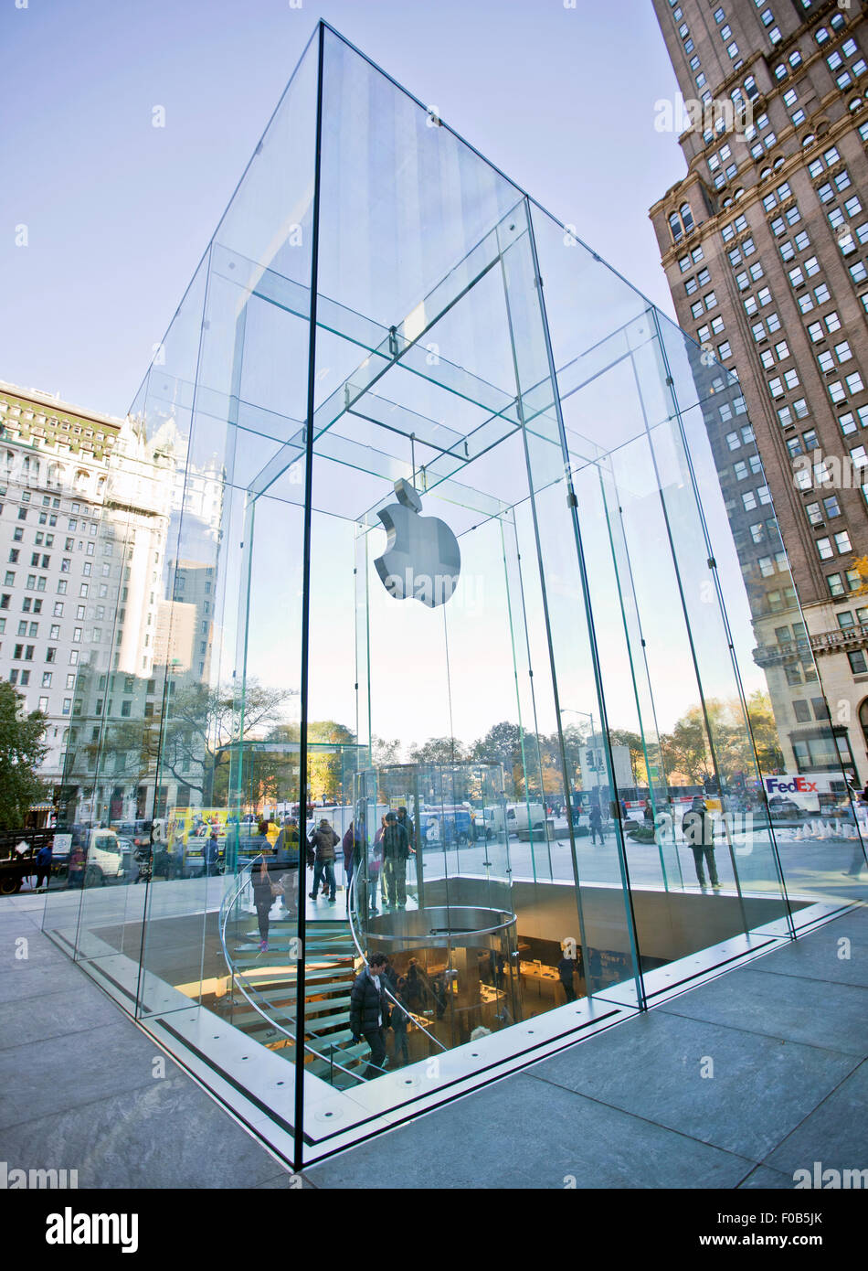 NEW YORK, USA - NOVEMBER 13th, 2014: Apple Store cube on 5th Avenue ...