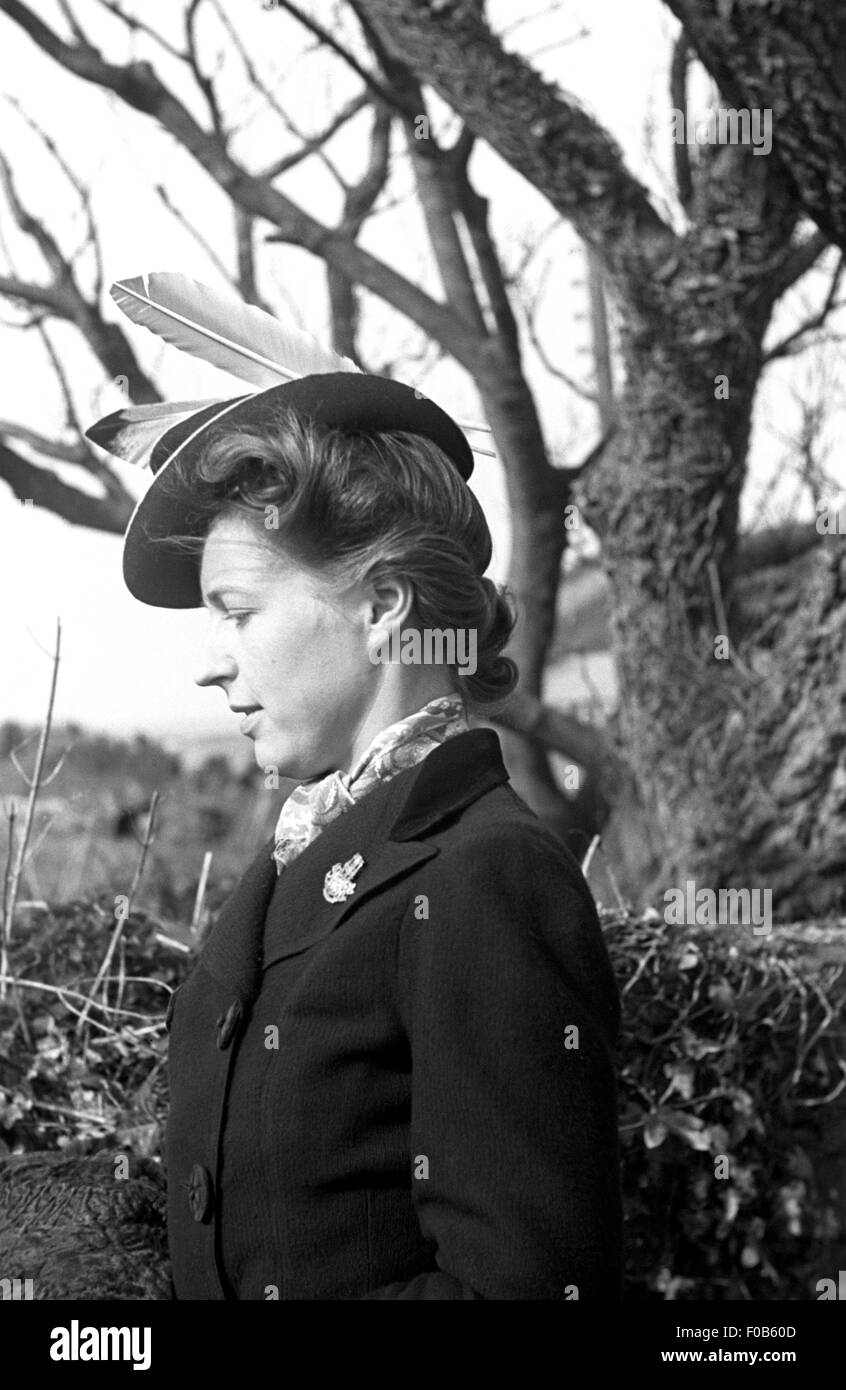 1940s hat coat woman Black and White Stock Photos & Images - Alamy