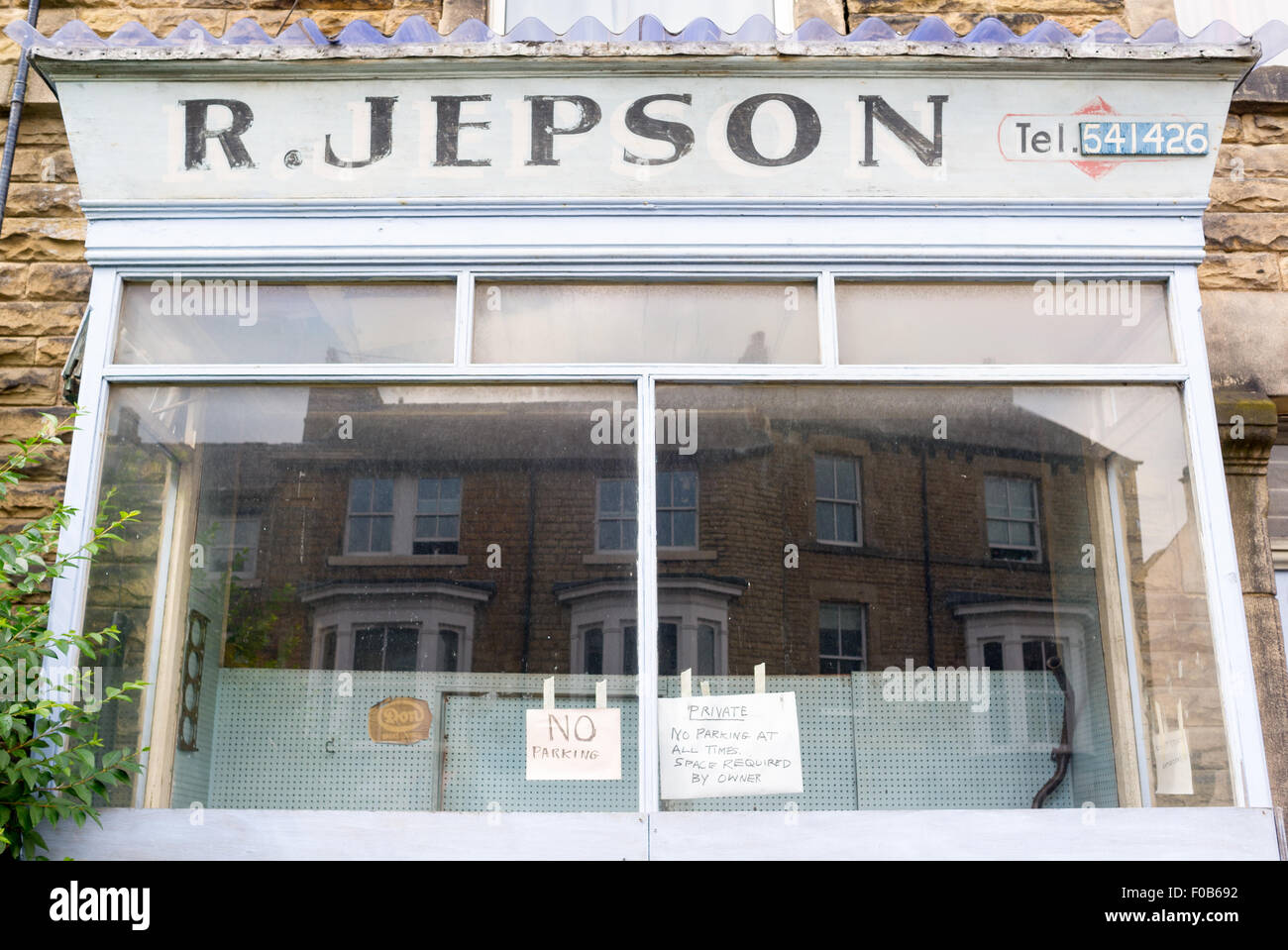 Old english shop front hi-res stock photography and images - Alamy