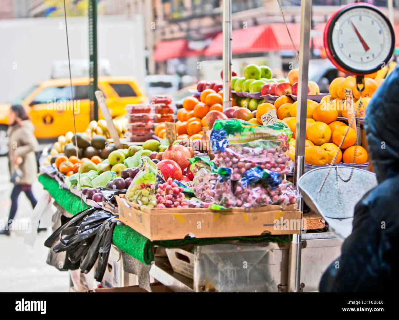 Fresh fruit stall on the streets of New York Stock Photo - Alamy
