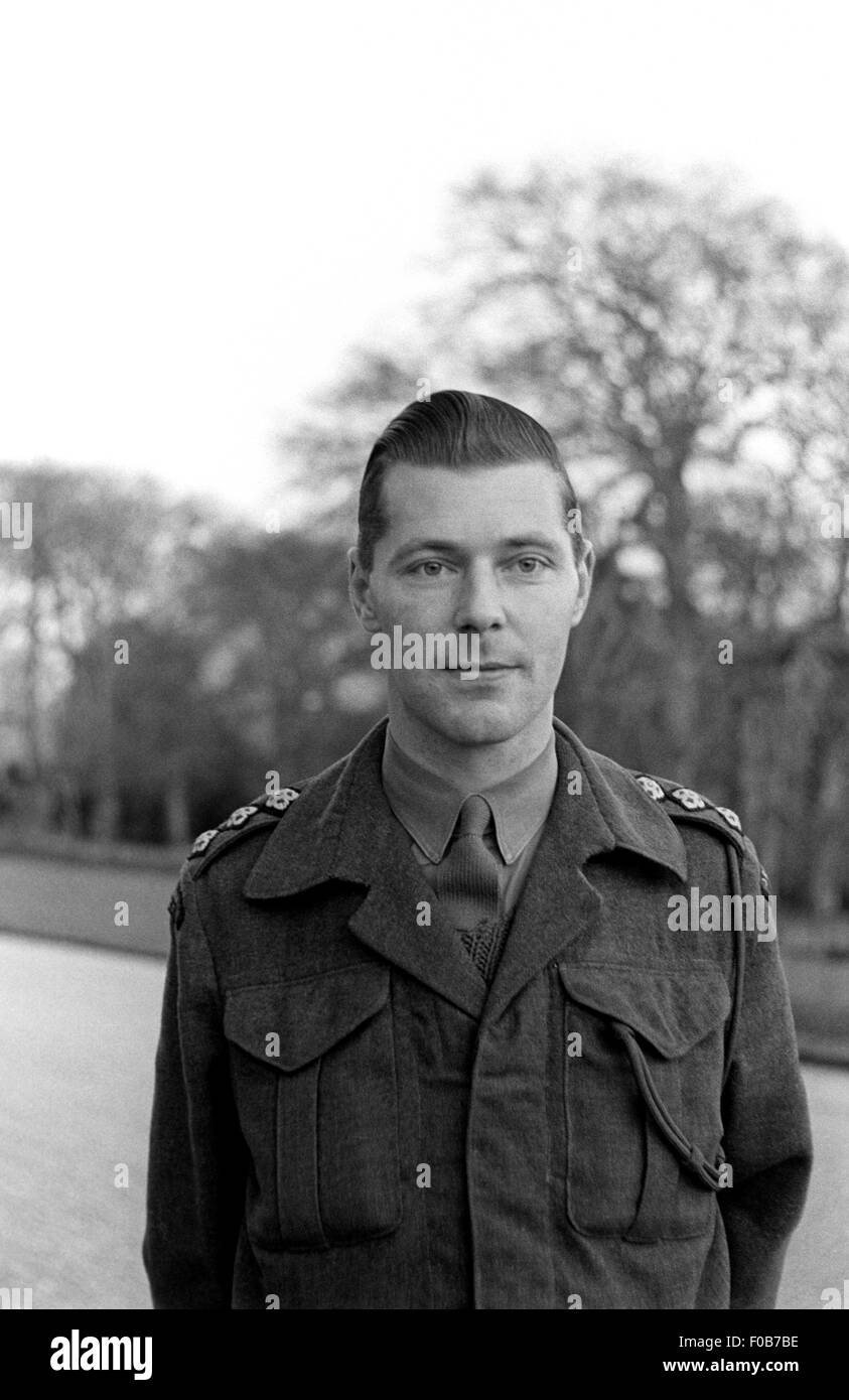 Soldier in uniform hi-res stock photography and images - Alamy