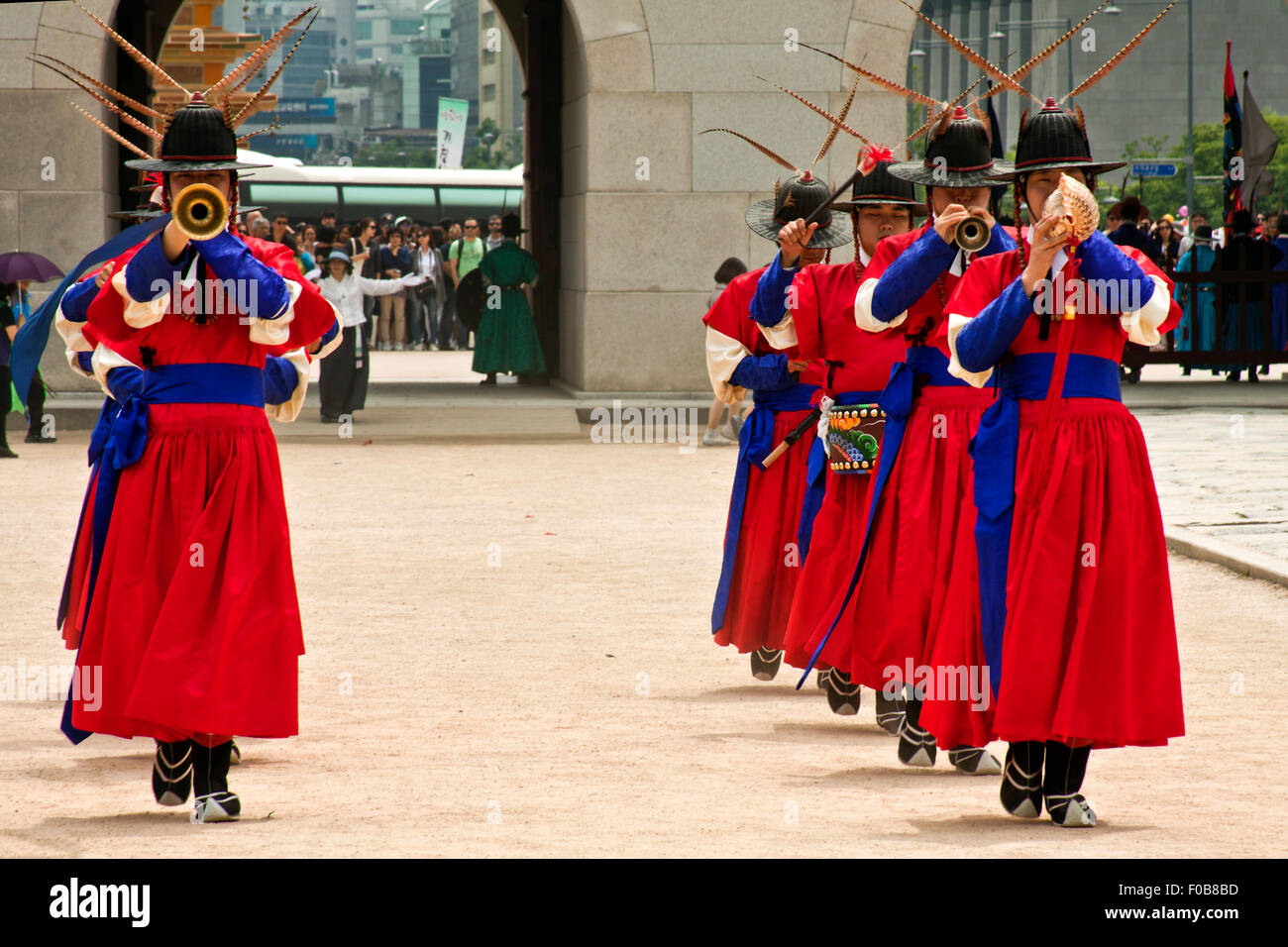 SEOUL, KOREA - MAY 17, 2015: Armed guards in traditional costume guard ...