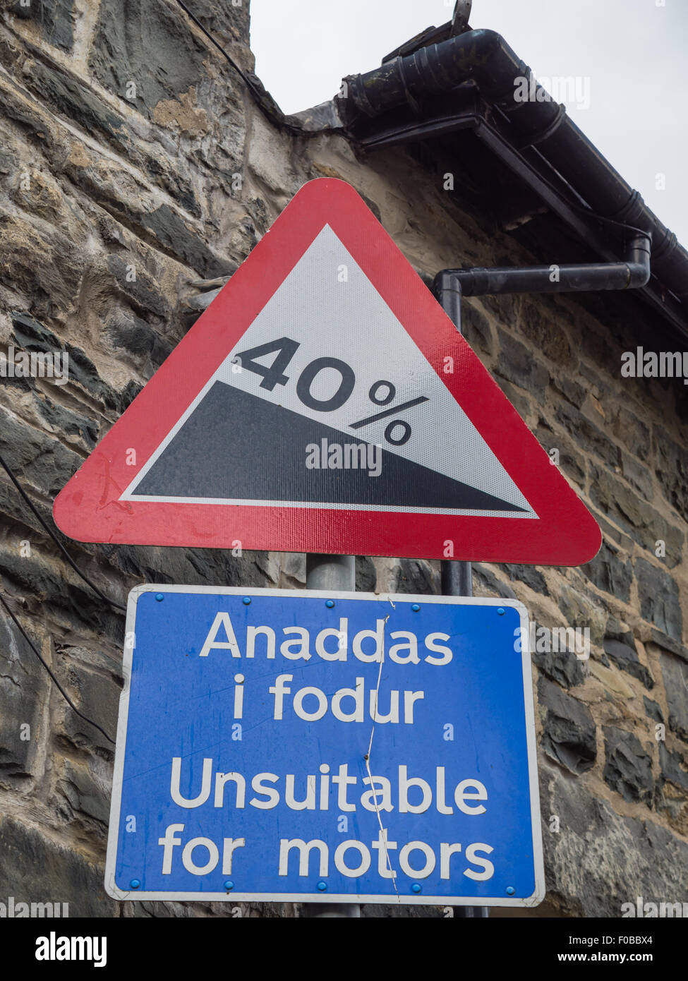 Welsh traffic sign Stock Photo - Alamy