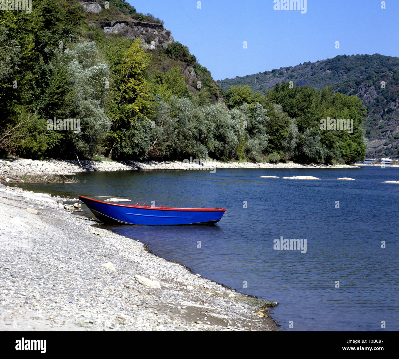 Boot auf dem Rhein, Landschaft Stock Photo - Alamy