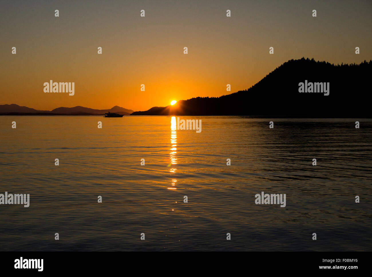 Sun setting behind island hi-res stock photography and images - Alamy