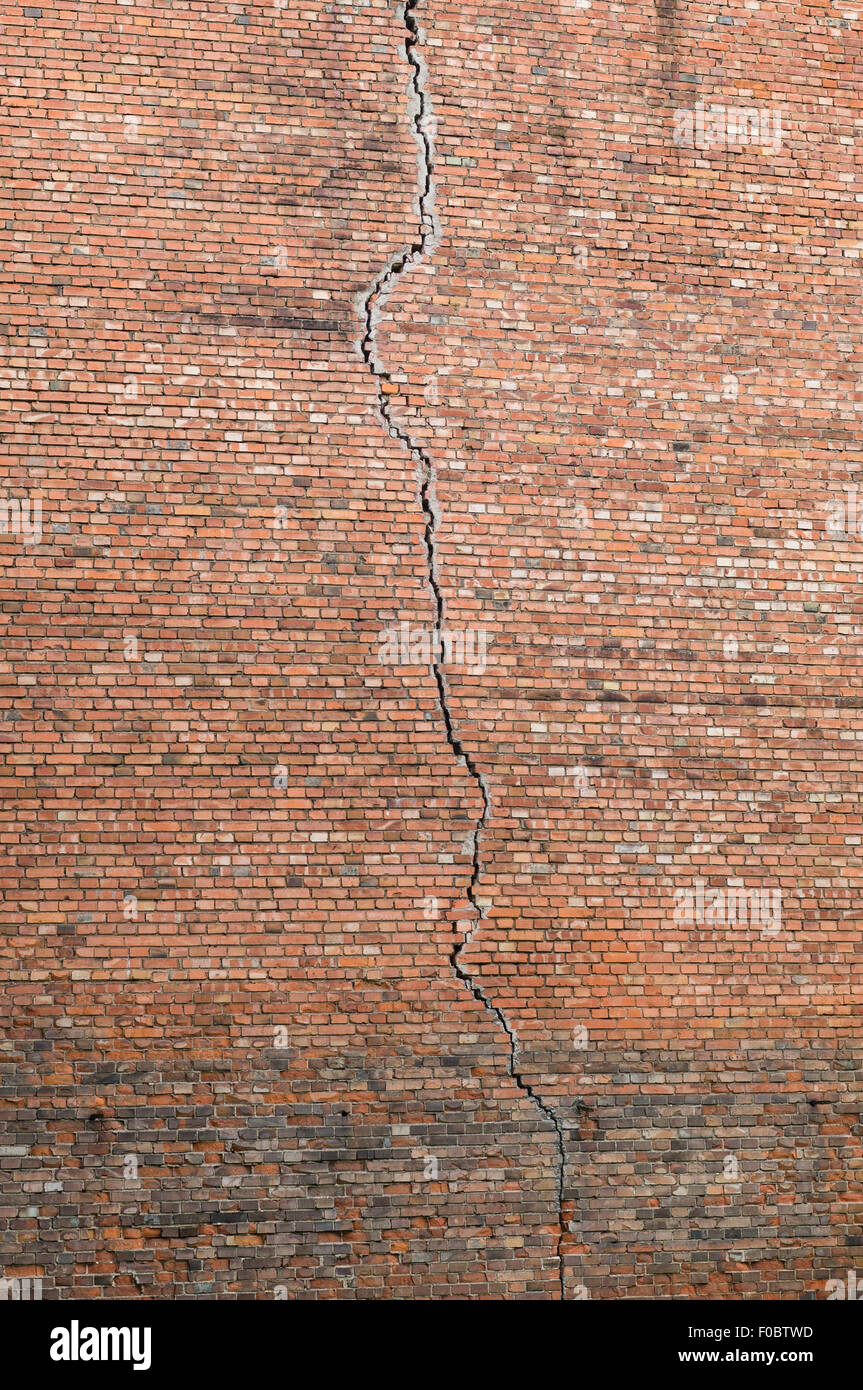 Long vertical crack in a red brick wall Stock Photo - Alamy