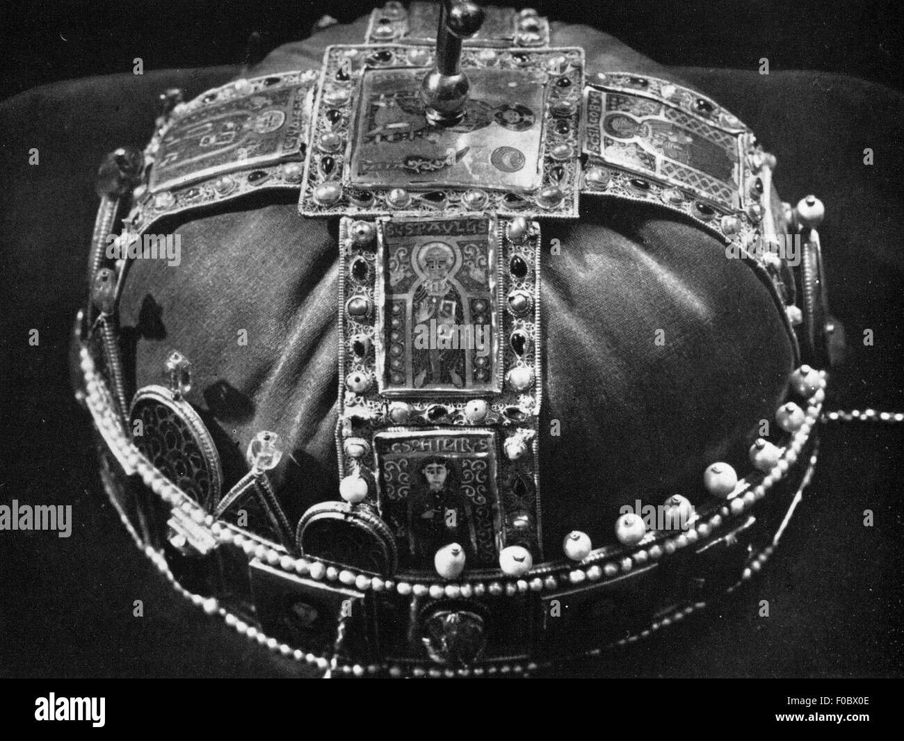 Crown of saint stephen hi-res stock photography and images - Alamy