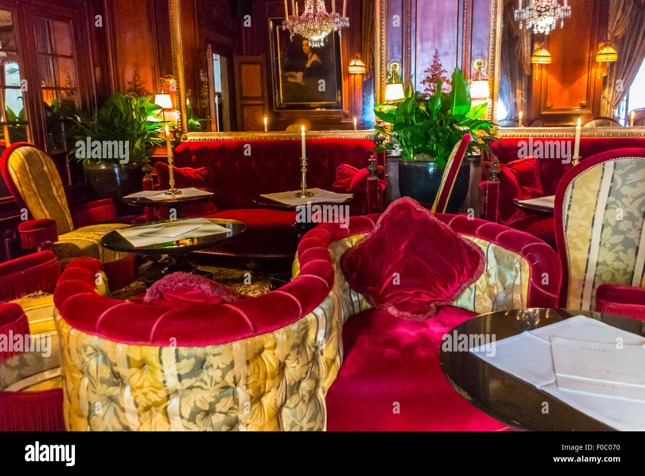 Hotel paris 50s hi-res stock photography and images - Alamy