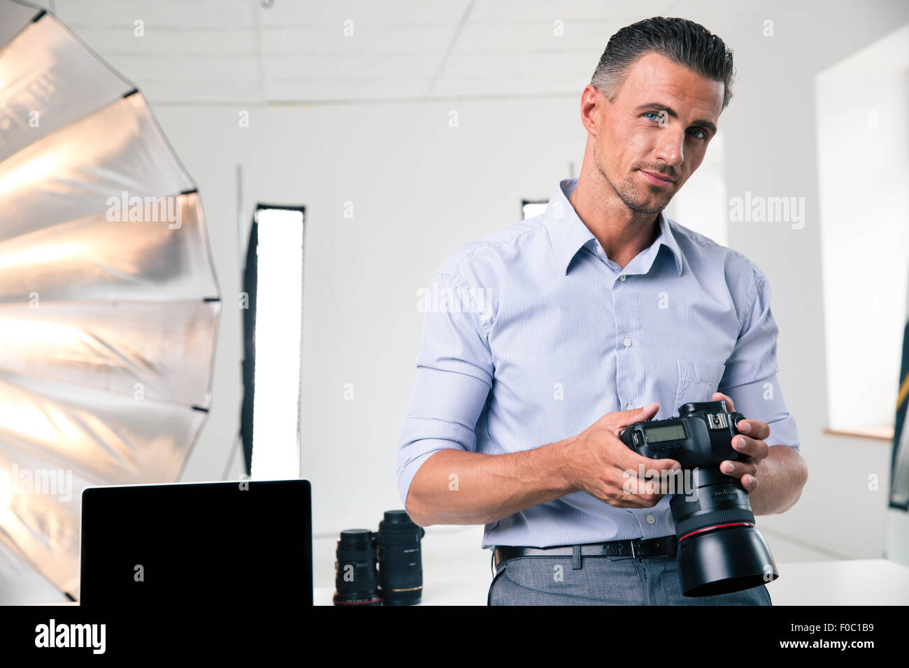 Zoom camera man hi-res stock photography and images - Alamy