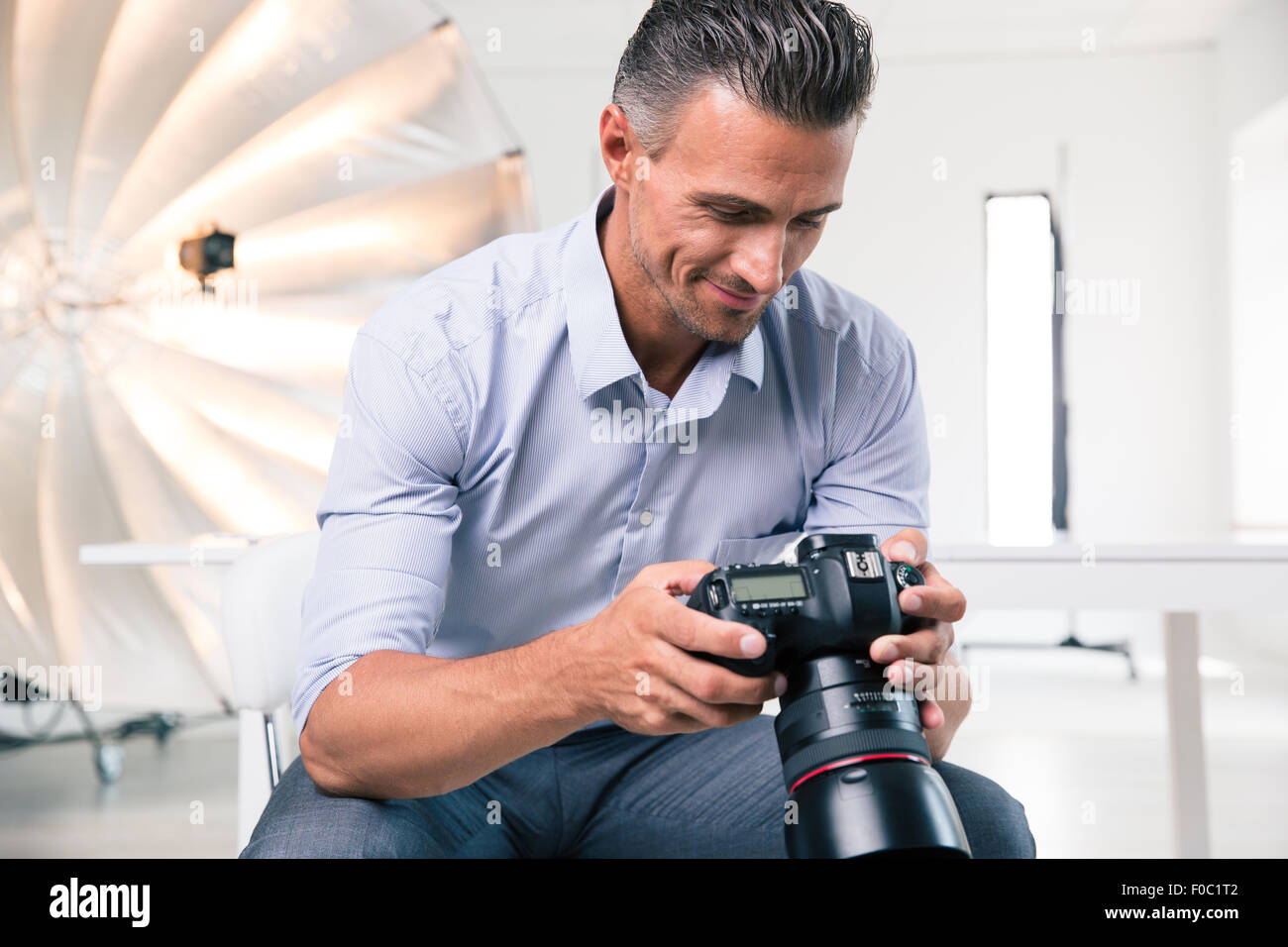 Happy photographer hi-res stock photography and images - Alamy