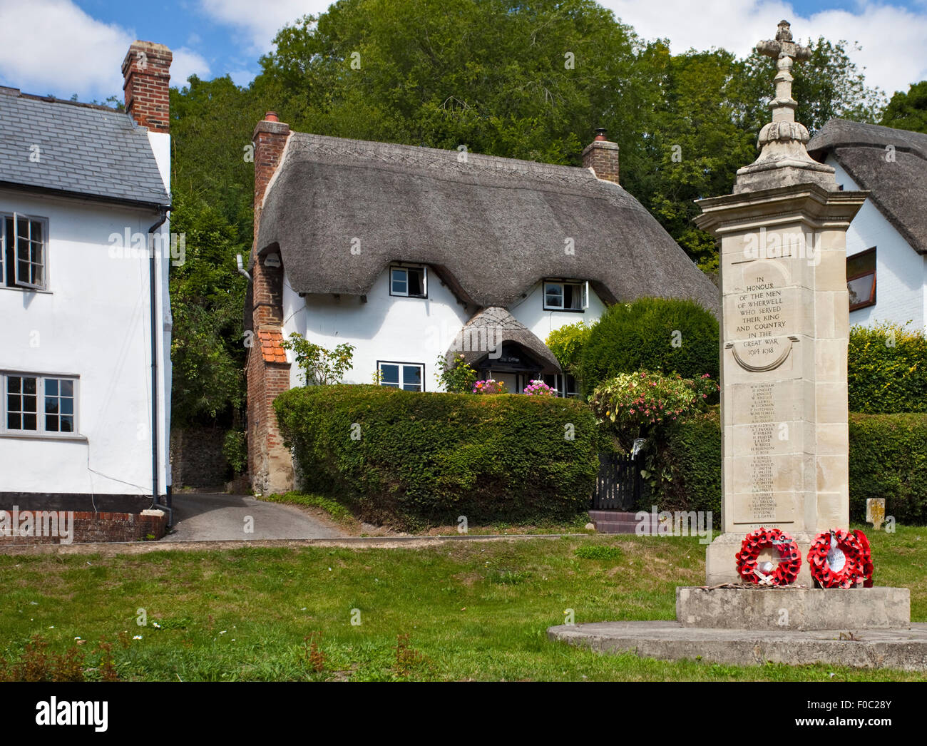 British thatched house wherwell hi-res stock photography and images - Alamy