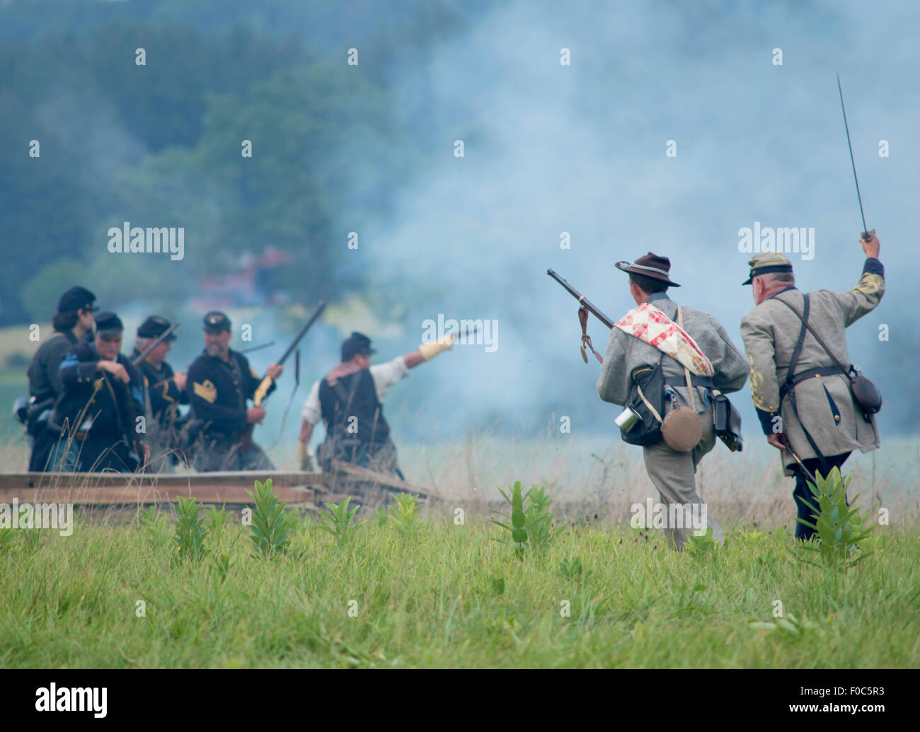 Gettysburg reenactment battle, Confederate Army charging on Union Army ...