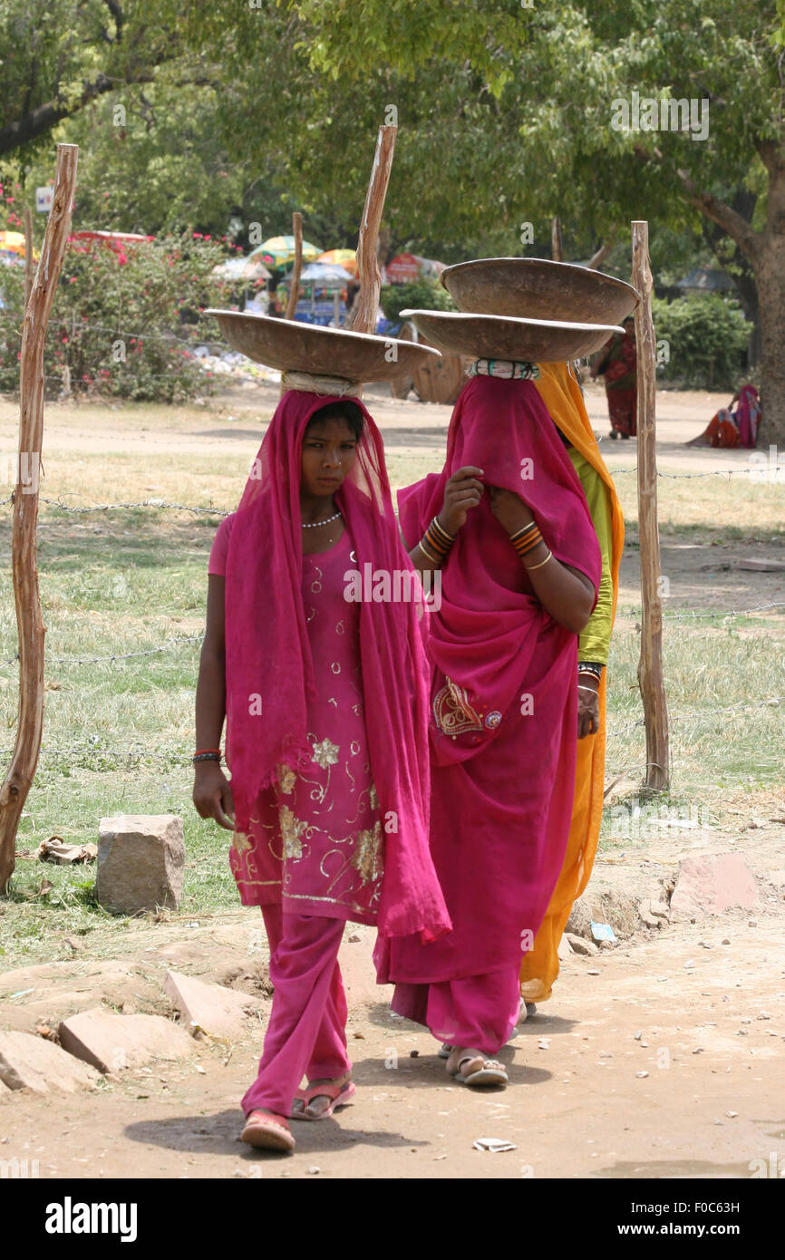 Asian woman carrying things on head High Resolution Stock Photography ...