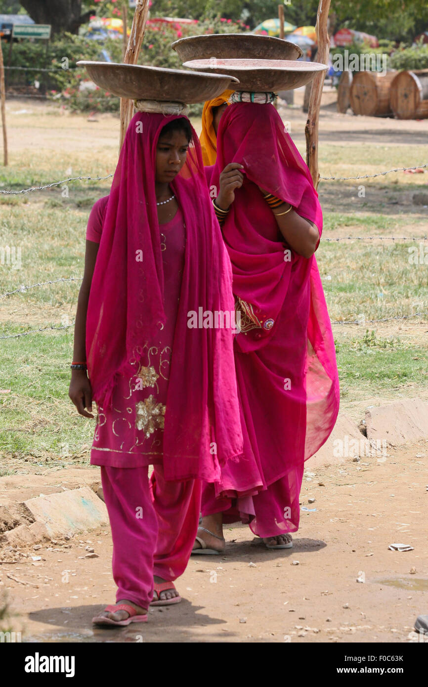 Asian woman carrying things on head High Resolution Stock Photography ...
