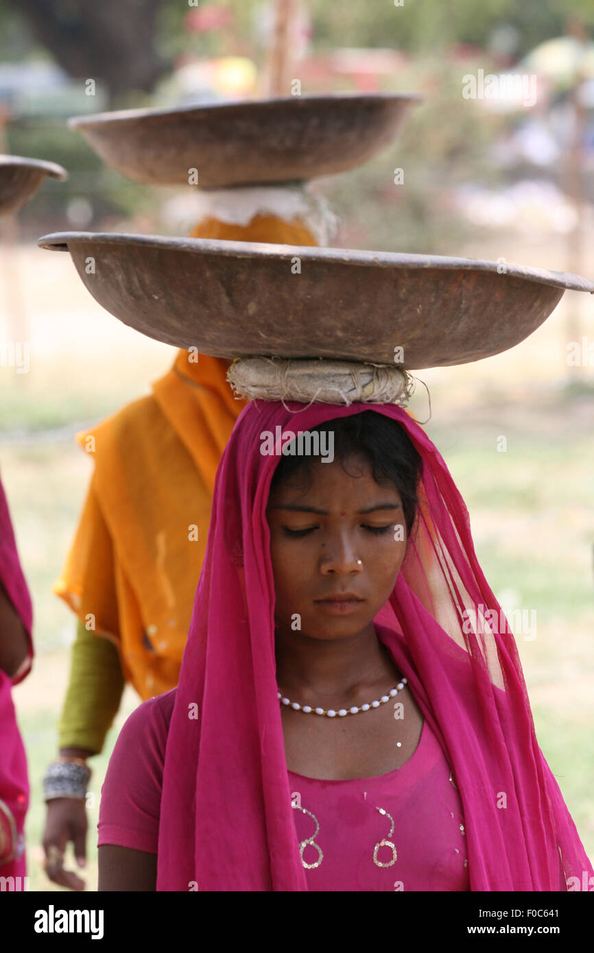 Carry things on the head hi-res stock photography and images - Alamy
