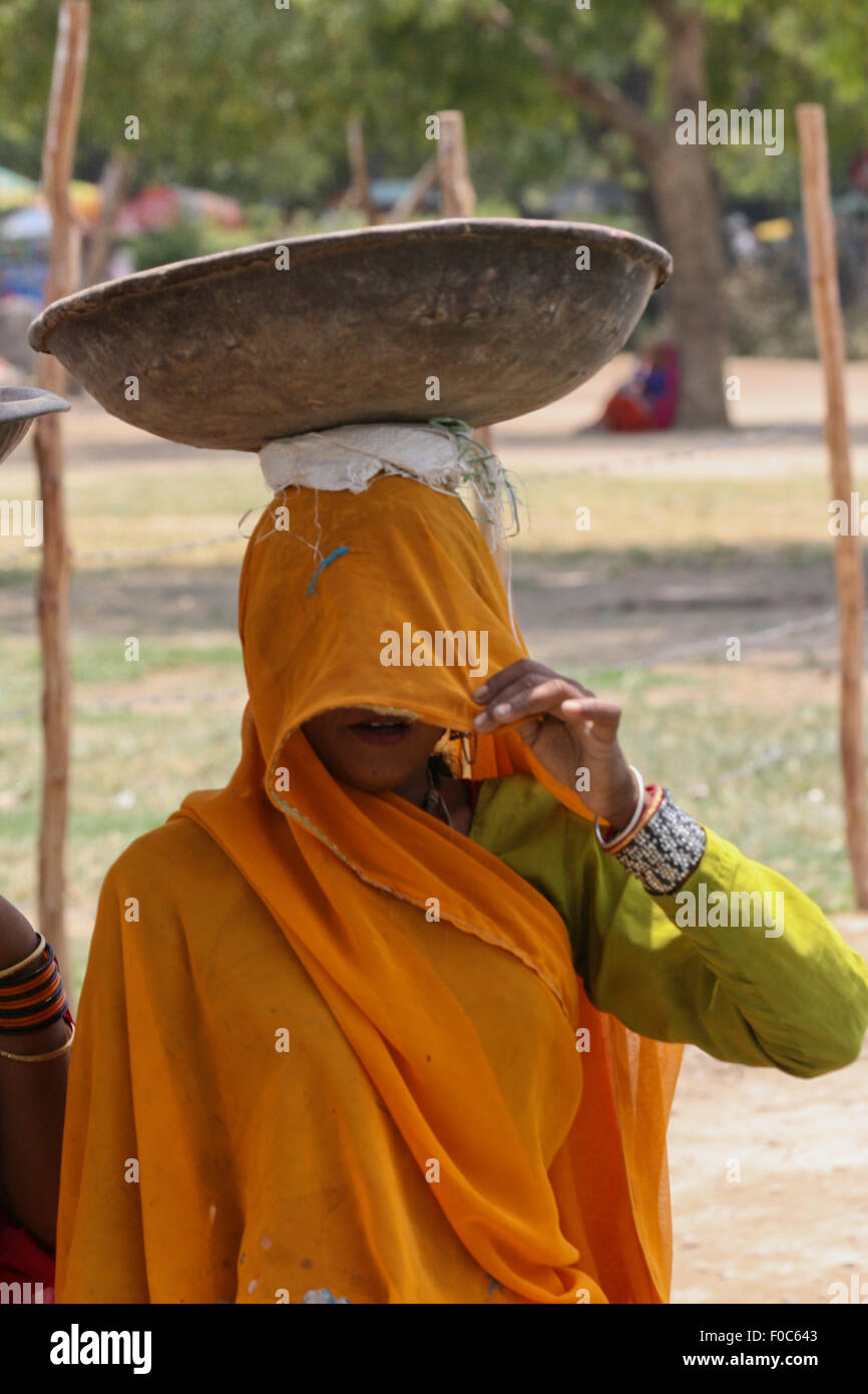 Asian woman carrying things on head High Resolution Stock Photography ...