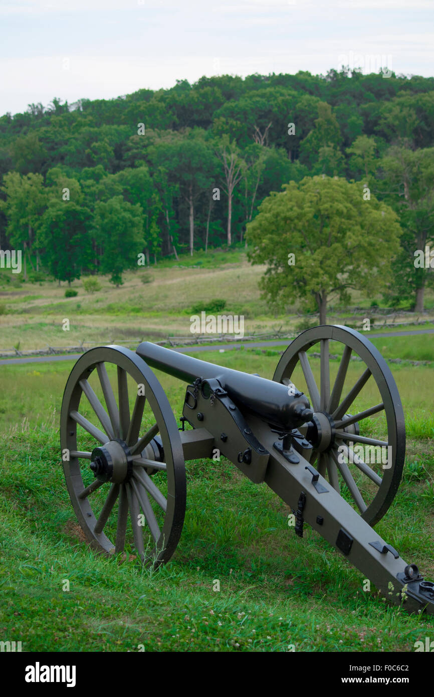 Gettysburg National Park cannon with battlefield Stock Photo - Alamy