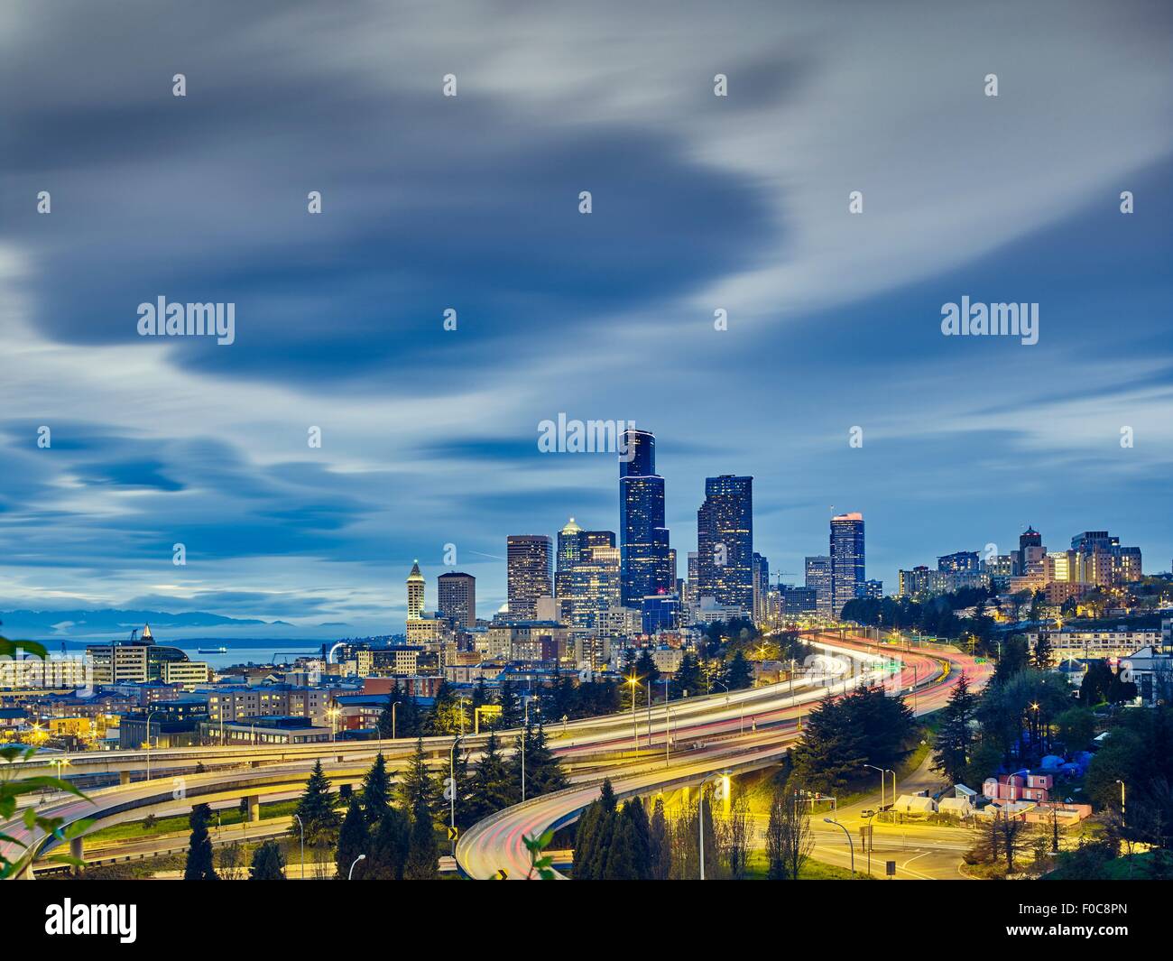 Traffic light trails hi-res stock photography and images - Alamy