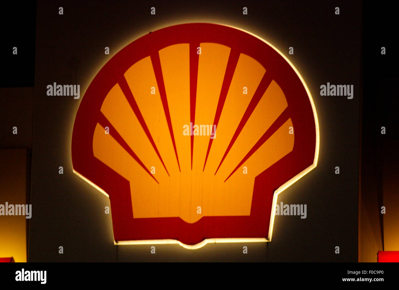 Shell logo hi-res stock photography and images - Alamy