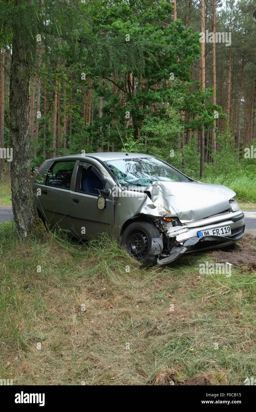 Damaged car on roadside Stock Photo - Alamy