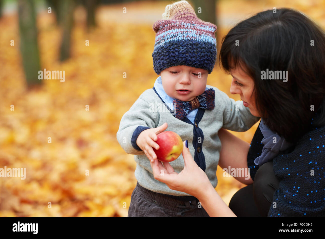 Kids eat apple hi-res stock photography and images - Alamy
