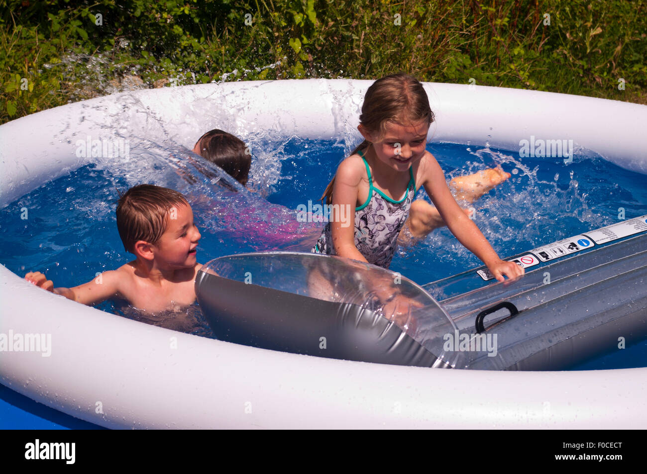 Kids splashing pool hi-res stock photography and images - Alamy