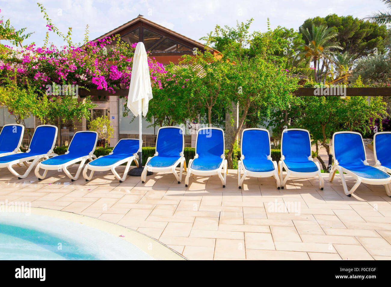 Luxury hotel sun loungers pool hi-res stock photography and images - Alamy