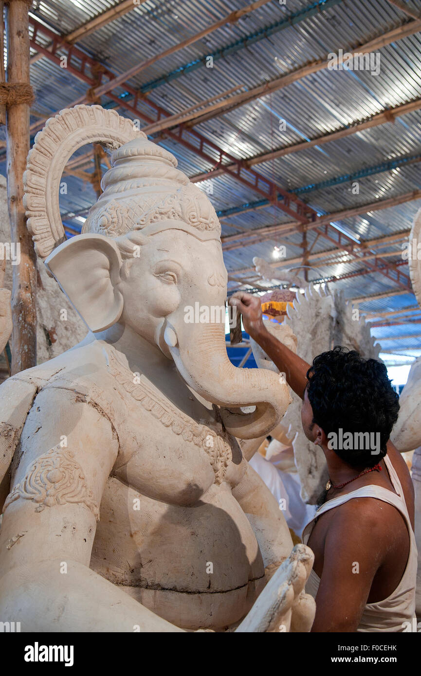Ganpati idol making factory festival mumbai hi-res stock photography ...