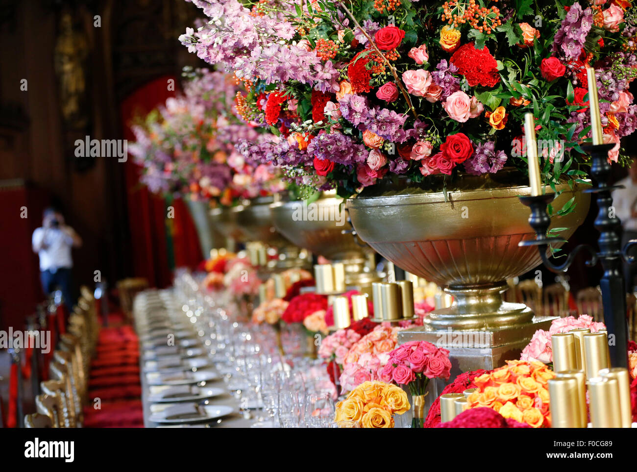 Brussels, Belgium. 12th Aug, 2015. A visitor takes photos for a floral ...