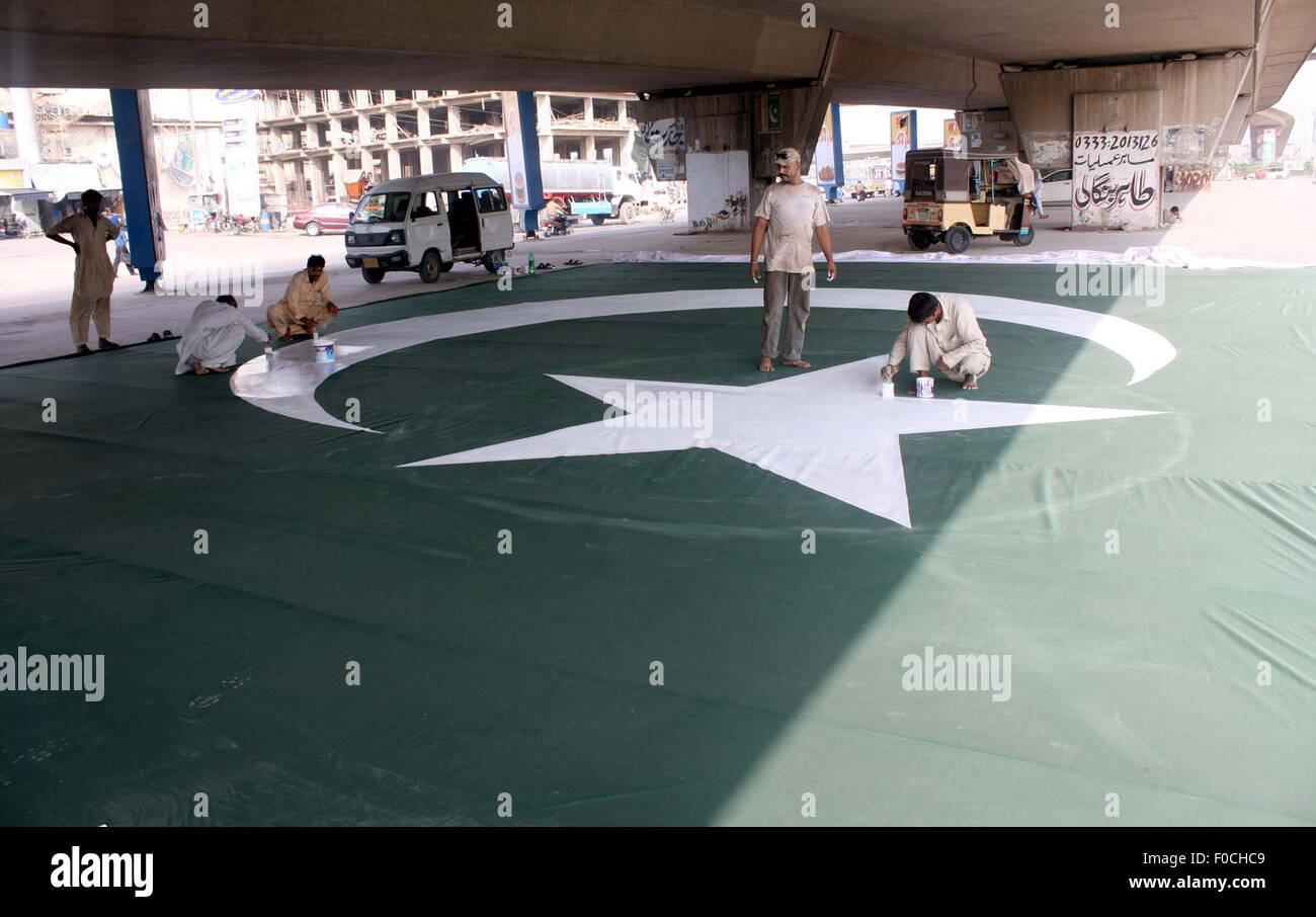 Patriotic Pakistanis are painting crescent and star to prepare Pakistan ...