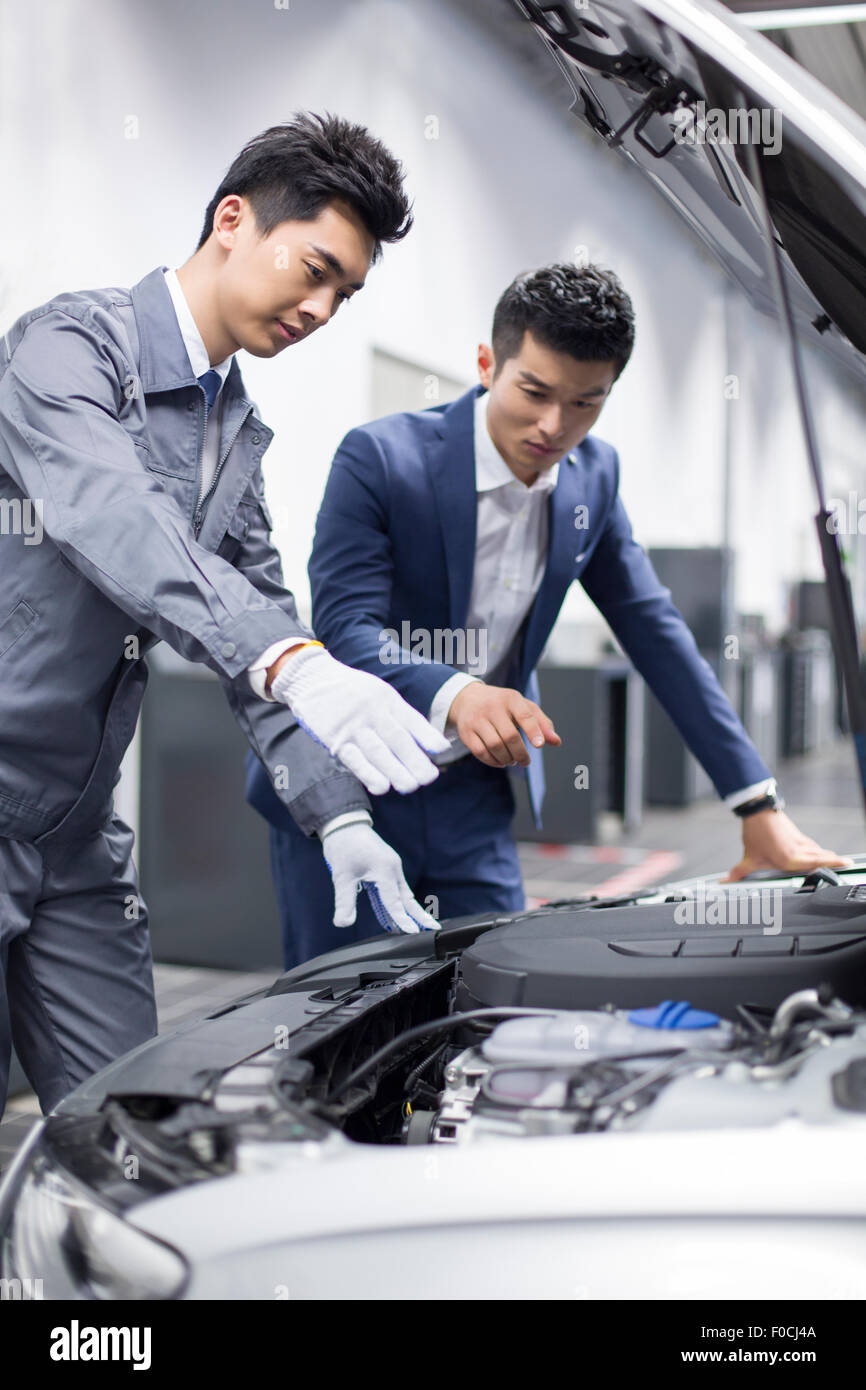 Auto mechanic talking with car owner Stock Photo - Alamy