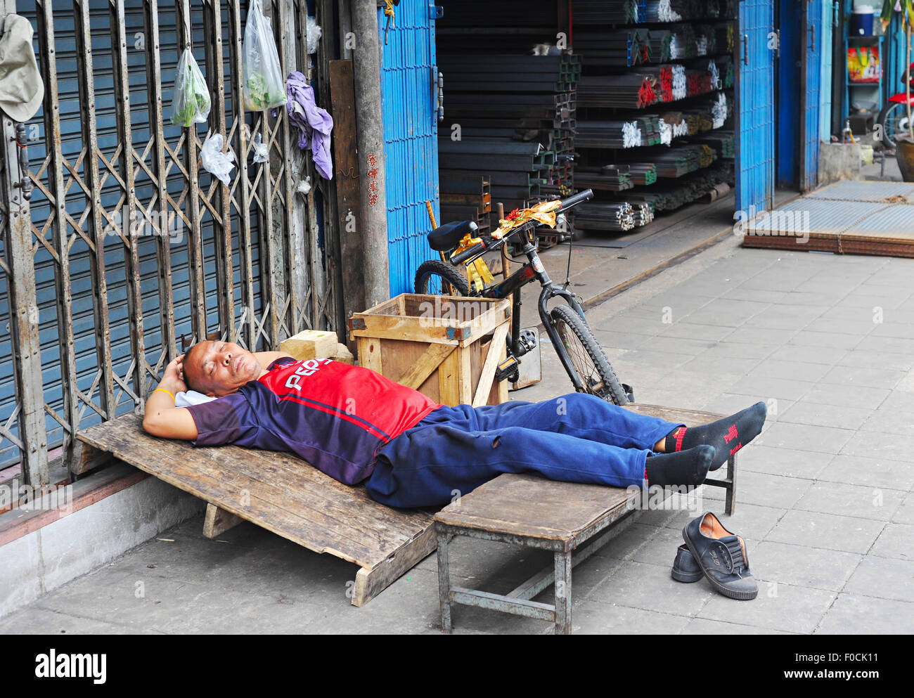 Man poverty sleeping street hi-res stock photography and images - Alamy