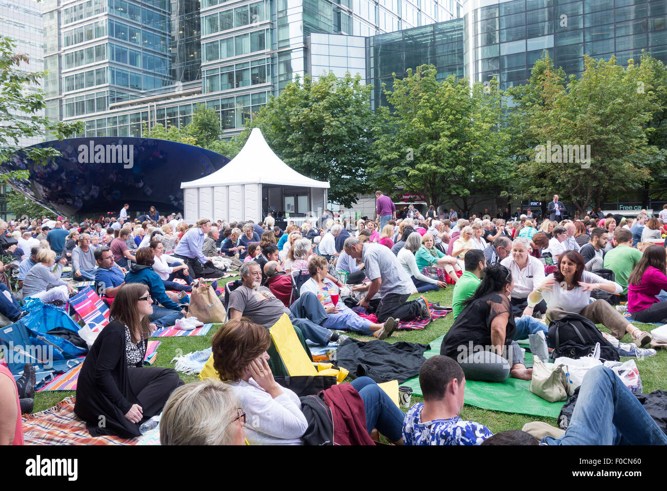 Crowd people waiting start music hi-res stock photography and images ...