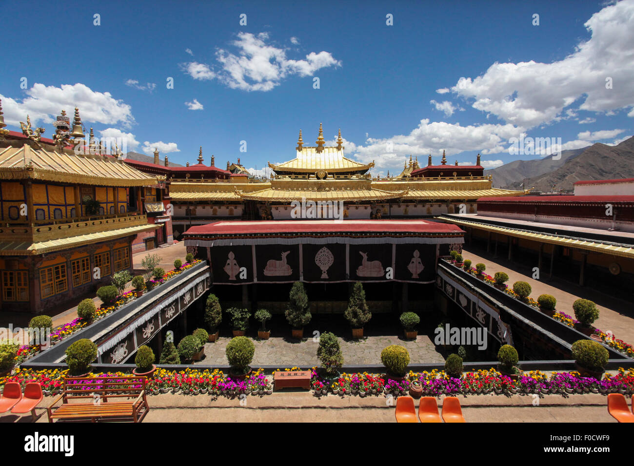 Old man in jokhang temple hi-res stock photography and images - Alamy