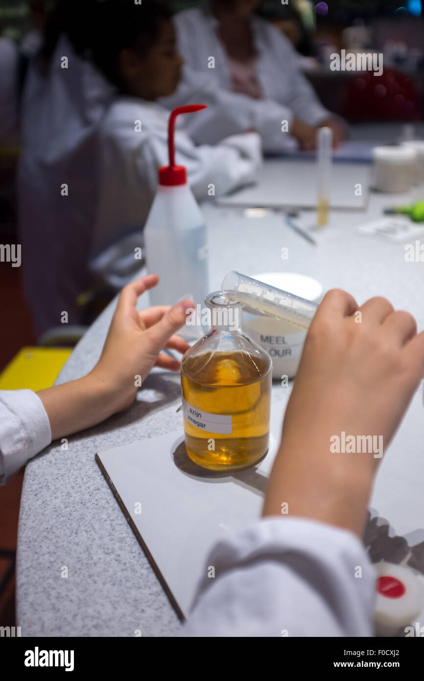 Experiments for kids hi-res stock photography and images - Alamy