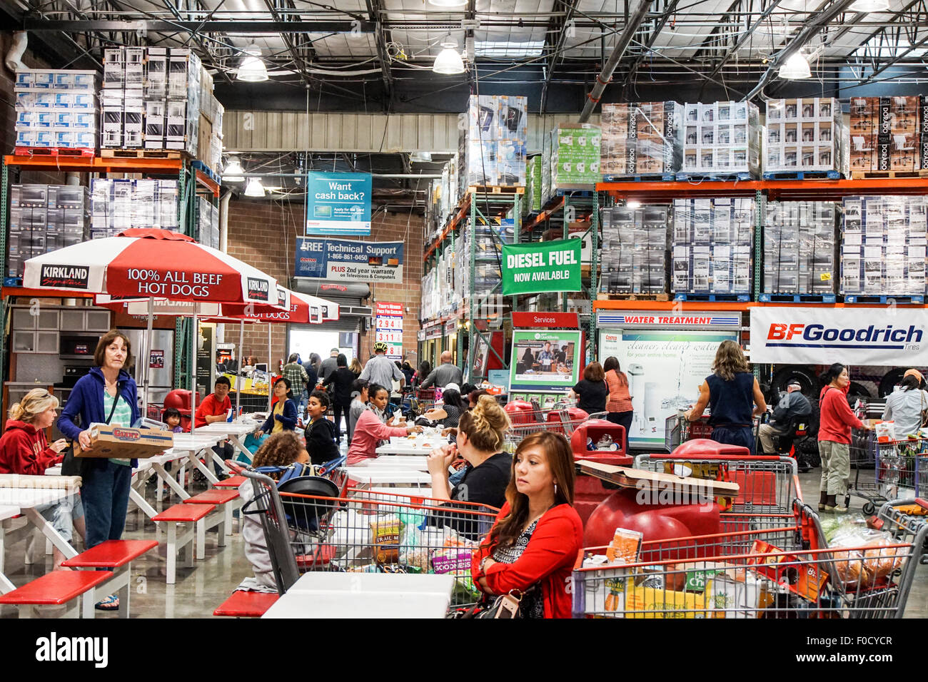 Costco shop shoppers shopping hi-res stock photography and images - Alamy