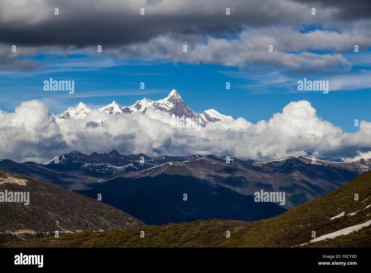 Snow mountains in tibet china hi-res stock photography and images - Alamy